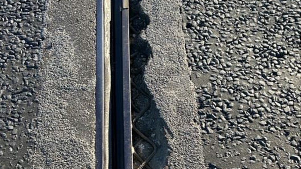 M62 reopened after day-long delays in West Yorkshire - BBC News