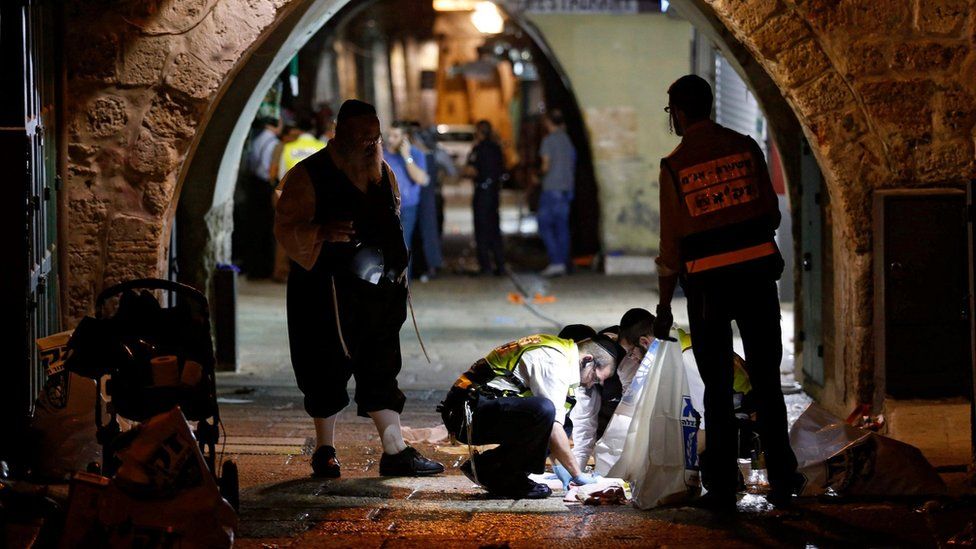 Israelis killed in Jerusalem, Palestinians banned from Old City - BBC News
