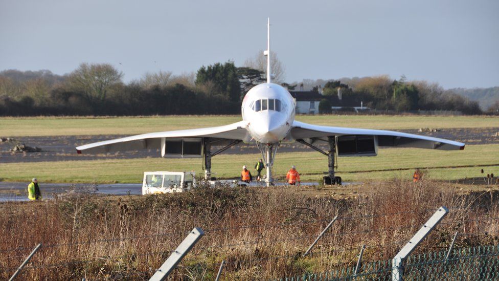 'Last Concorde' moved to Bristol Aerospace Museum hangar - BBC News
