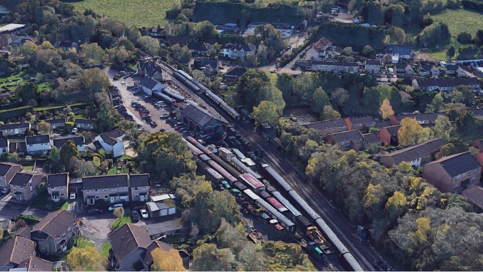 Probe as Avon Valley Railway train coaches roll 130ft - BBC News