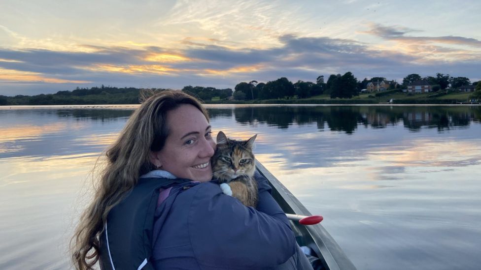 Canoe cat Tilly takes trips on the Norfolk Broads - BBC News