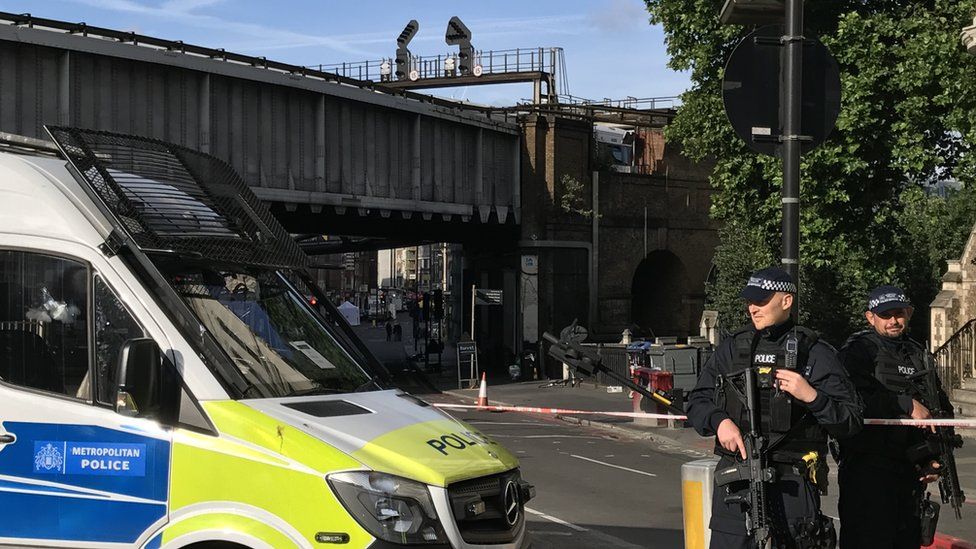 London attack: Quiet but defiant mood at London Bridge - BBC News