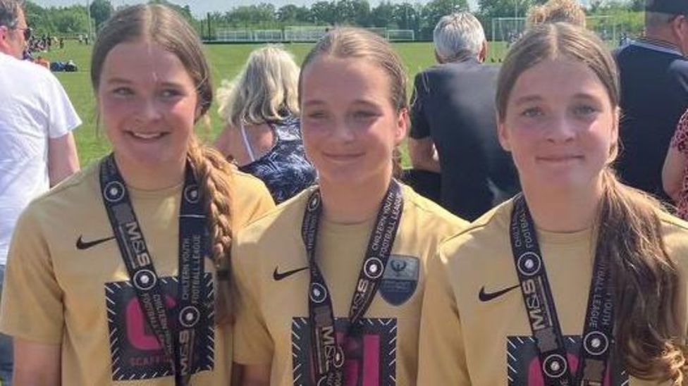 Bedford girls football team beat boys to win league title - BBC News