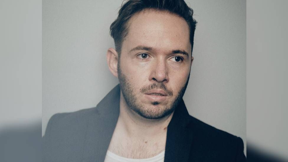 'Wnes i erioed feddwl fyswn i'n chwarae Wayne Rooney!' - BBC Cymru Fyw