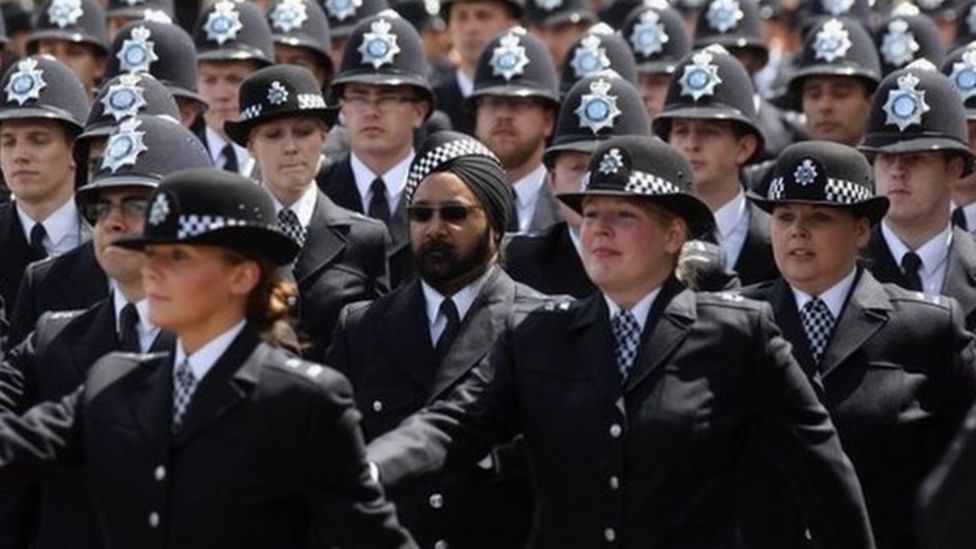 All officers 'should have degrees', says College of Policing - BBC News