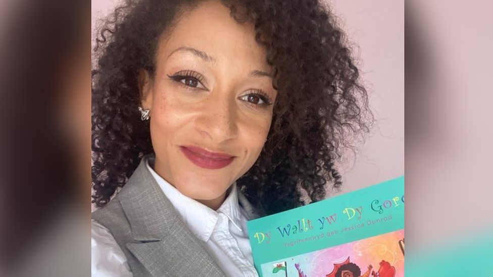 Ailgyhoeddi Luned Bengoch a chlasuron eraill - BBC Cymru Fyw