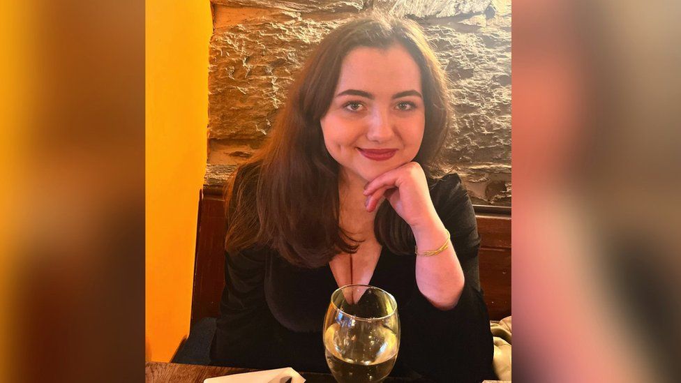 Pum munud gyda Bardd y Mis: Sioned Erin Hughes - BBC Cymru Fyw