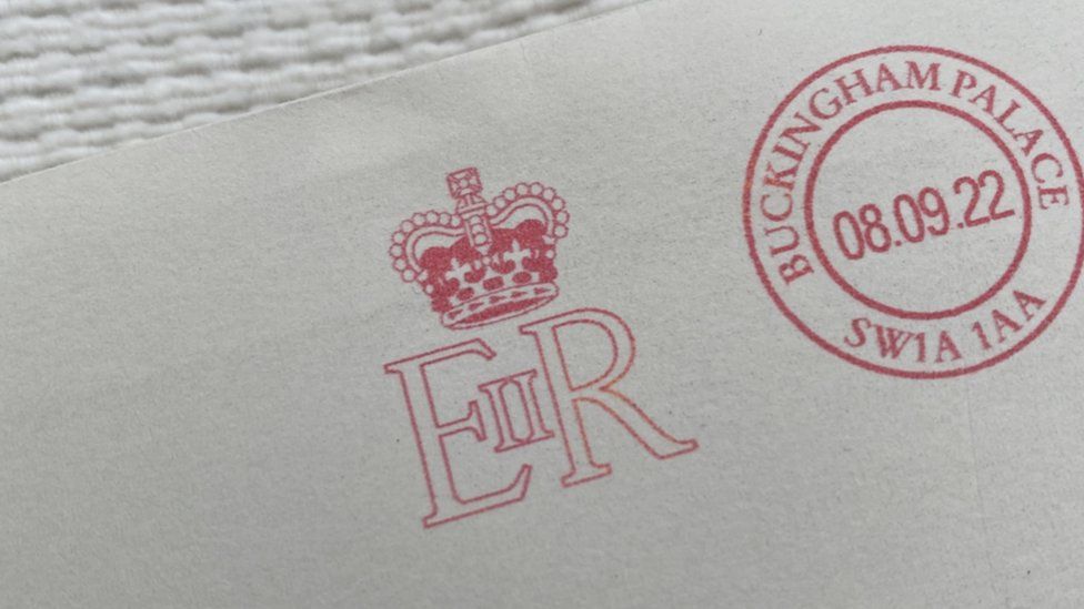 Queen Elizabeth II: Swindon artist receives one of monarch's 'last ...