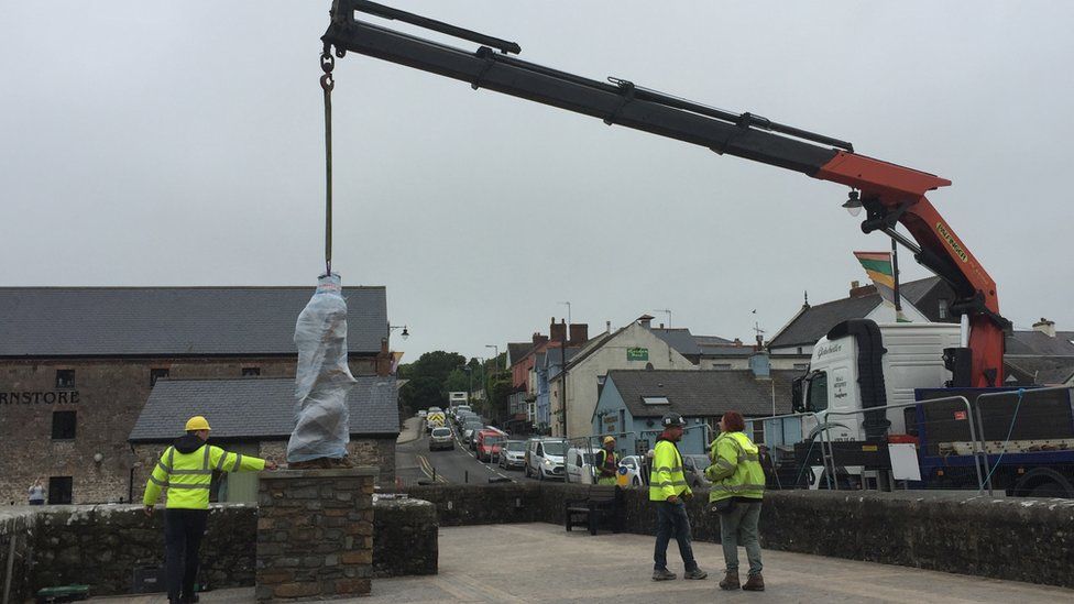 Penfro'n paratoi i ddadorchuddio cerflun o Harri VII - BBC Cymru Fyw