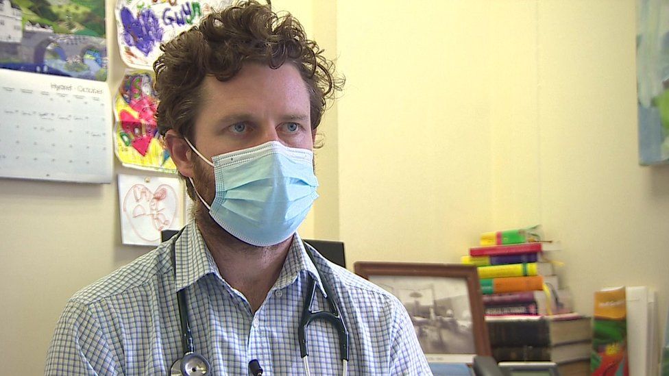 Betsi Cadwaladr yn wynebu cyfnod 'anodd ofnadwy' - BBC Cymru Fyw