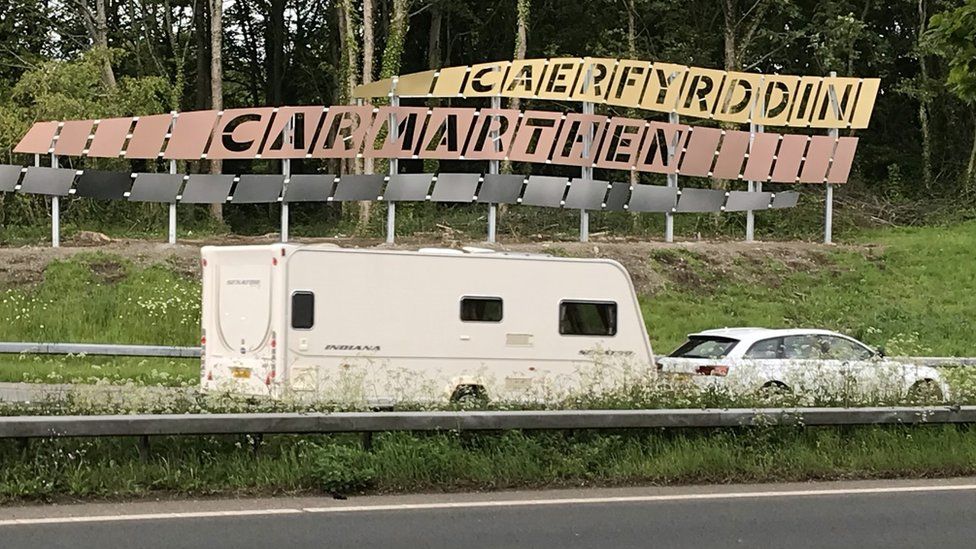 Galw am symud arwydd Caerfyrddin a 'gostiodd £340,000' - BBC Cymru Fyw