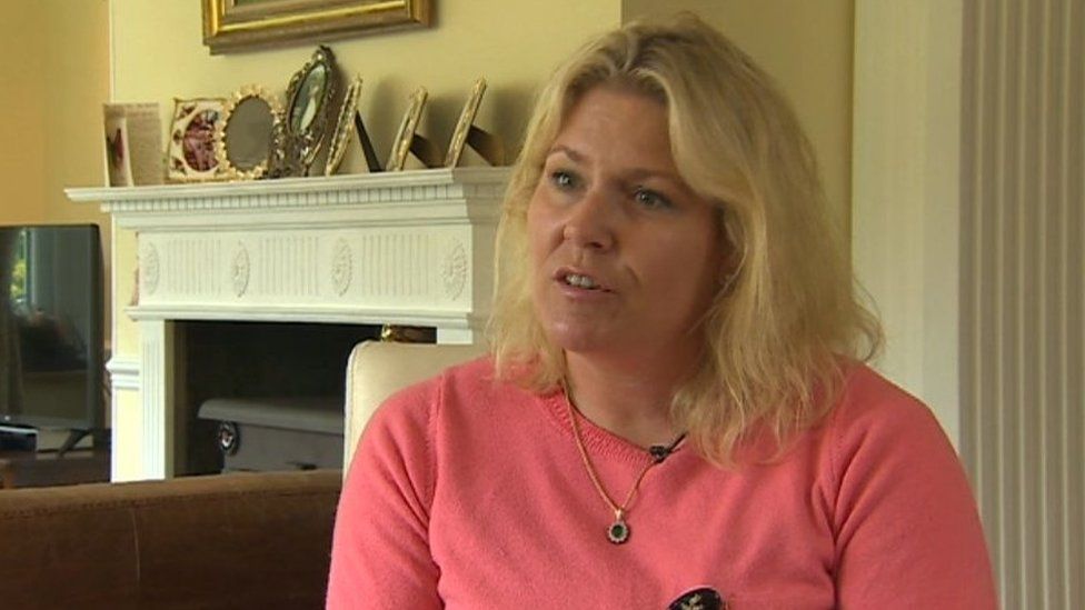 Meddyg mewn clinig ar-lein i blant traws yn ennill apêl - BBC Cymru Fyw