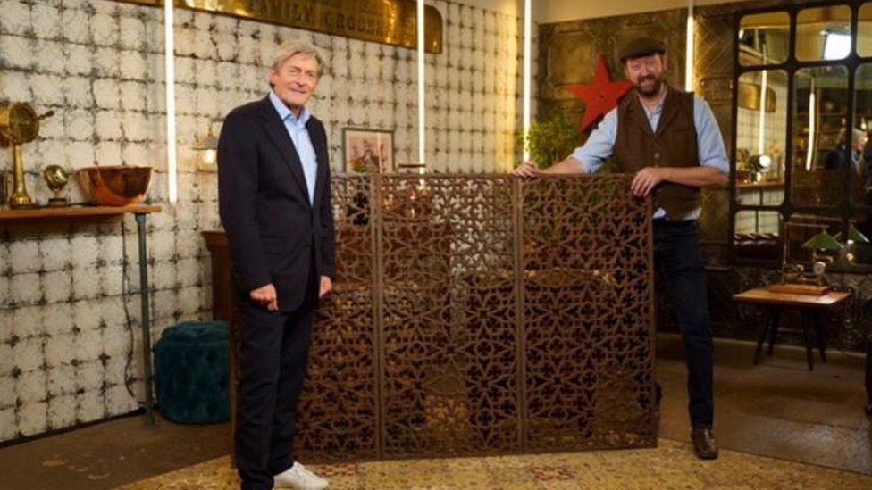 Hanes yn ei ddwylo: Sgwrs â’r arwerthwr Simon Bower - BBC Cymru Fyw