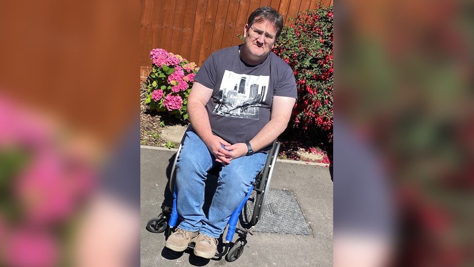 Councillor quits over wheelchair access at Newport Town Council - BBC News