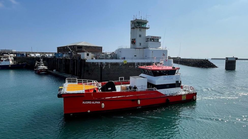 Jersey 'safe harbour' for wind farm ships - BBC News