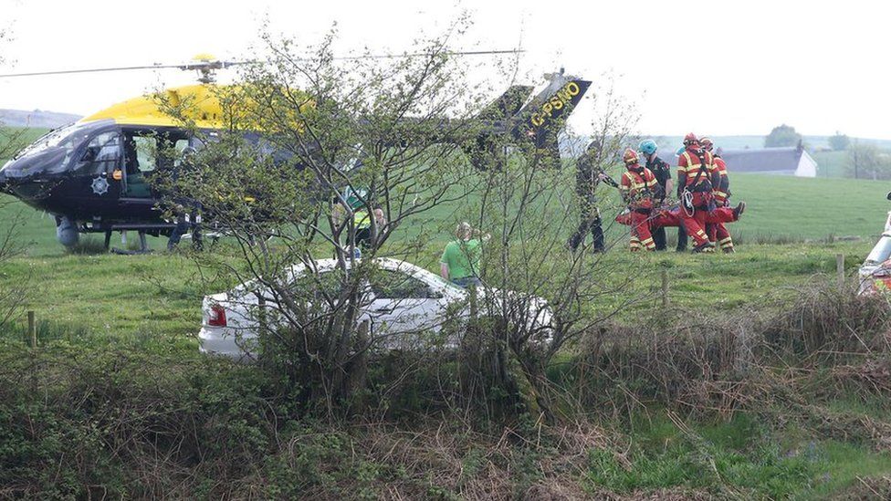 County Tyrone: Two rescued after gyrocopter crash-lands - BBC News