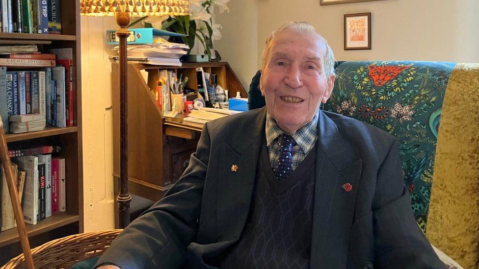 Somerset WWII memorial service remembers Canadian aircrew - BBC News