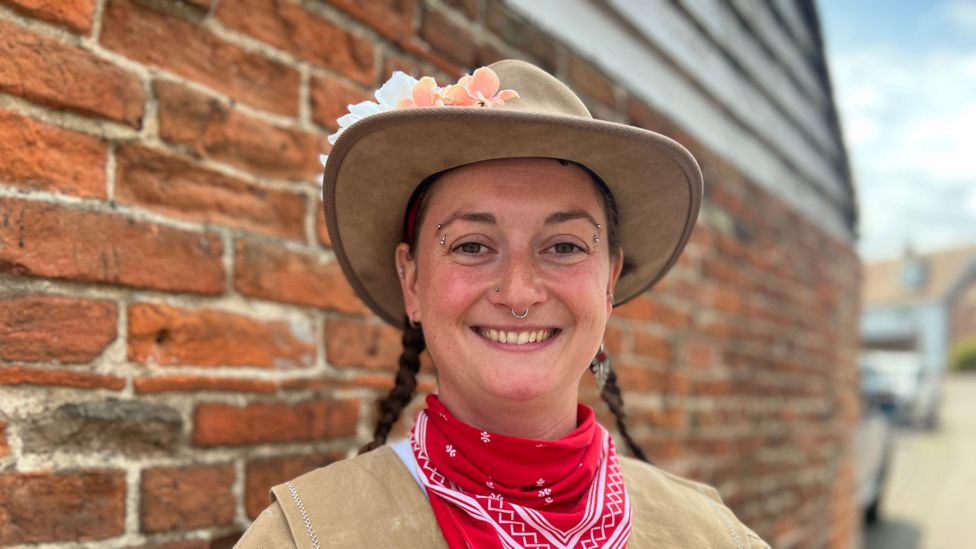 Dunmow Flitch Trials test wedded bliss in bacon-based love-in - BBC News