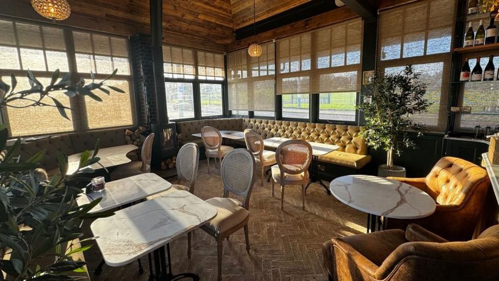 Seaburn: Grade II listed tram shelter turned into restaurant - BBC News