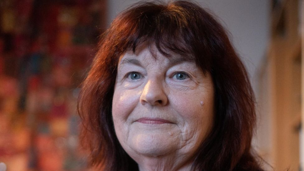 'Cefais fy arestio am hebrwng rhywun i Dignitas' - BBC Cymru Fyw