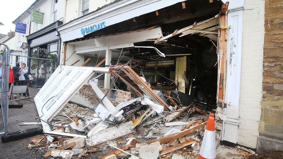 Bank ram-raiders destroy Olney branch of Barclays - BBC News
