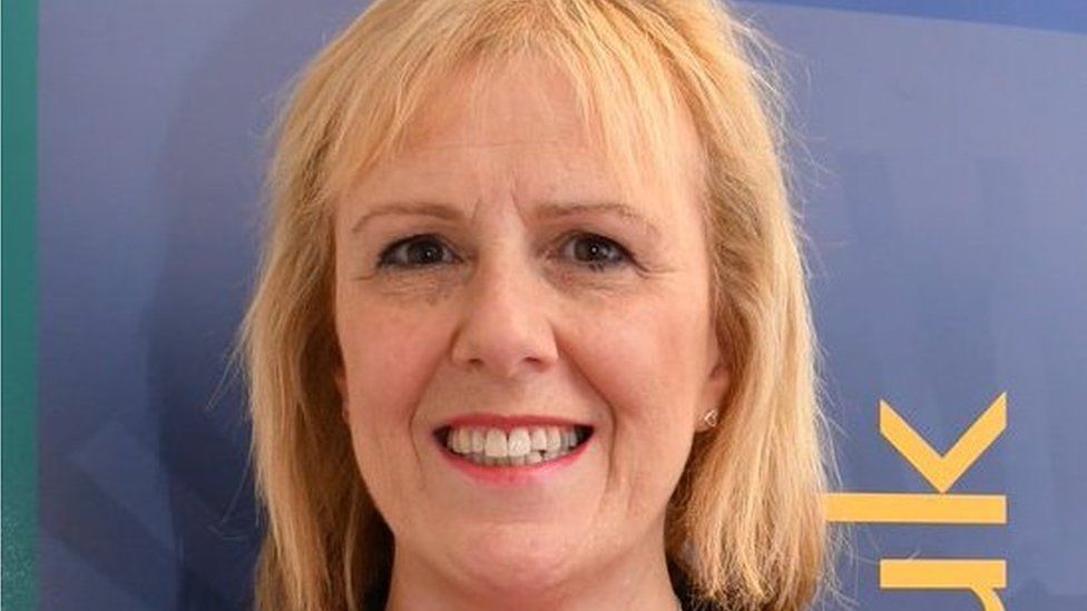 Diwedd 'cyfnod heriol' i Brif Weithredwr Cyngor Môn - BBC Cymru Fyw