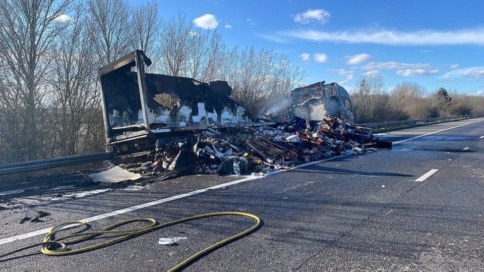 M1 closed in Leicestershire after lorry catches fire - BBC News