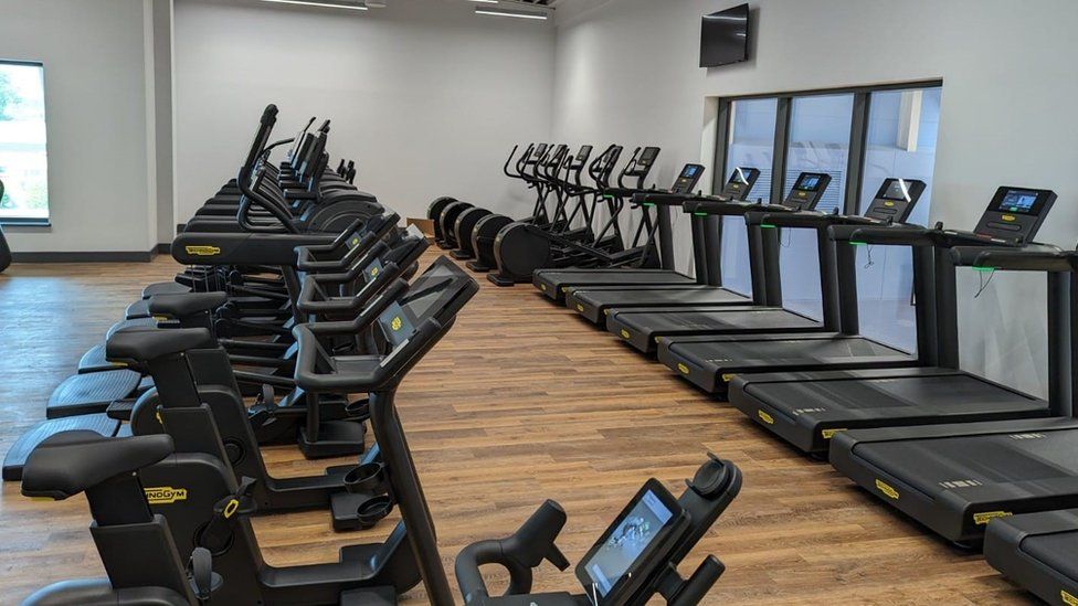 Rivermead Leisure Centre in Reading opens doors to public - BBC News