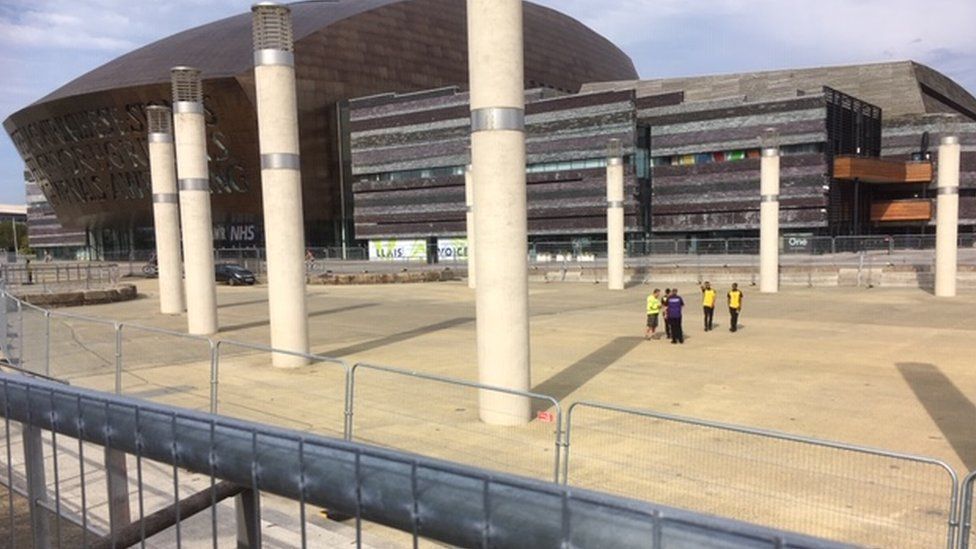 Cardiff Bay barriers up in a bid to deter drinking crowds - BBC News