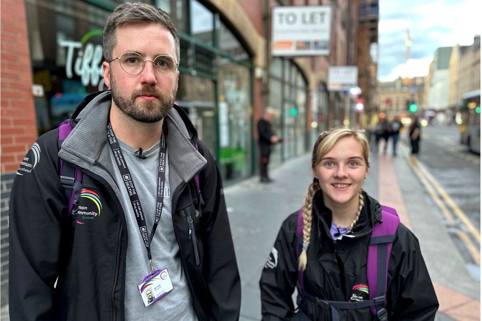 Glasgow charity hands out sleeping bags as rough sleeping rises - BBC News
