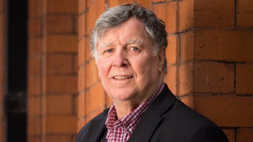 Teyrngedau i'r 'Brenin' a'r 'eicon' rygbi Barry John - BBC Cymru Fyw