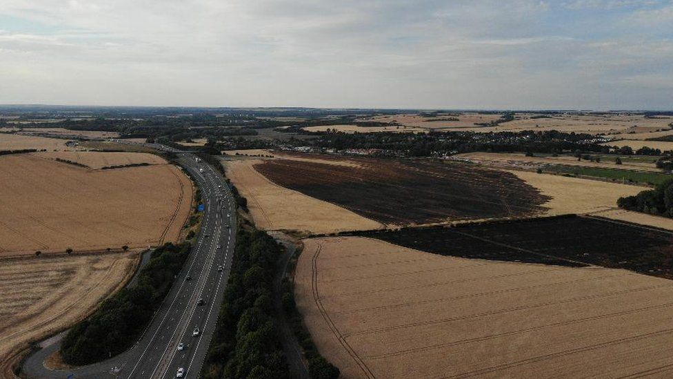 Essex Firefighters tackle 400-acre blaze at Littlebury - BBC News