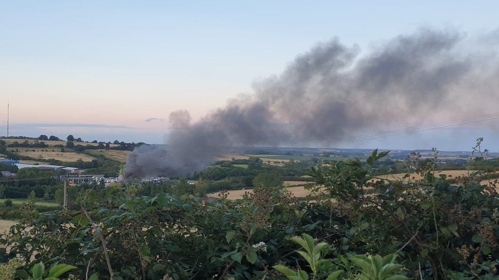 Daventry scrapyard fire: About 40 cars and vans catch fire - BBC News