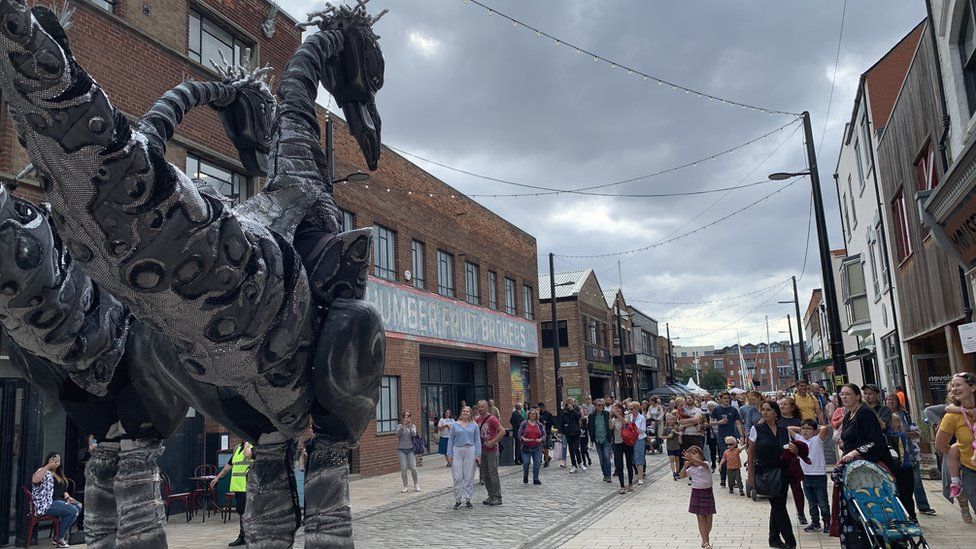 In pictures: Hull Freedom Festival attracts thousands - BBC News