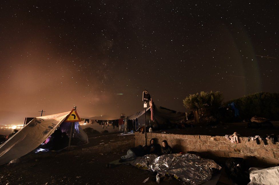 Aris Messinis: Lesbos migrant crisis photos win French award - BBC News