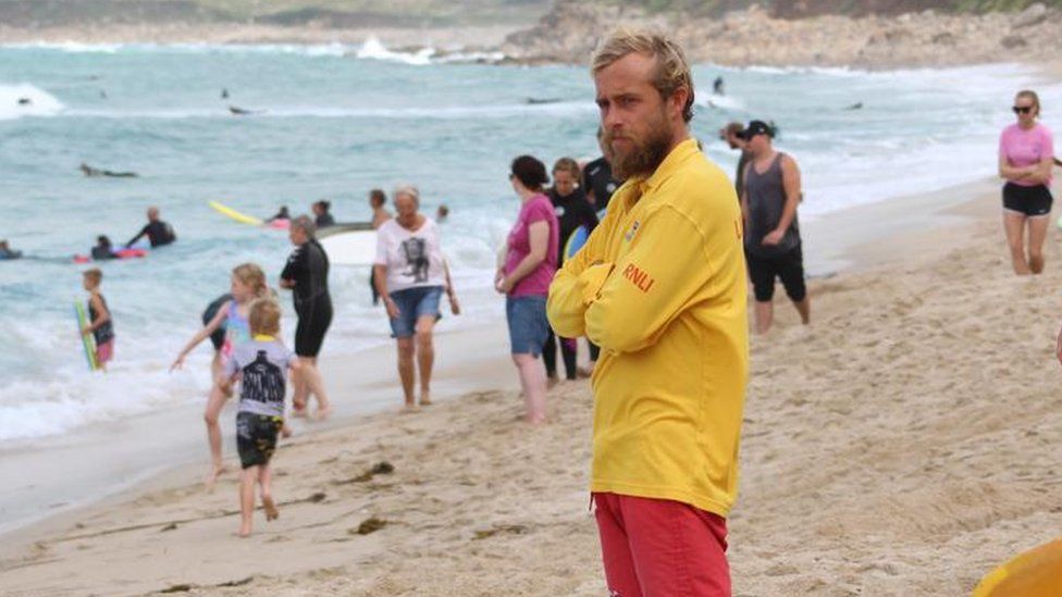 Surf coach Toby Pearce rescued by off-duty lifeguard - BBC News