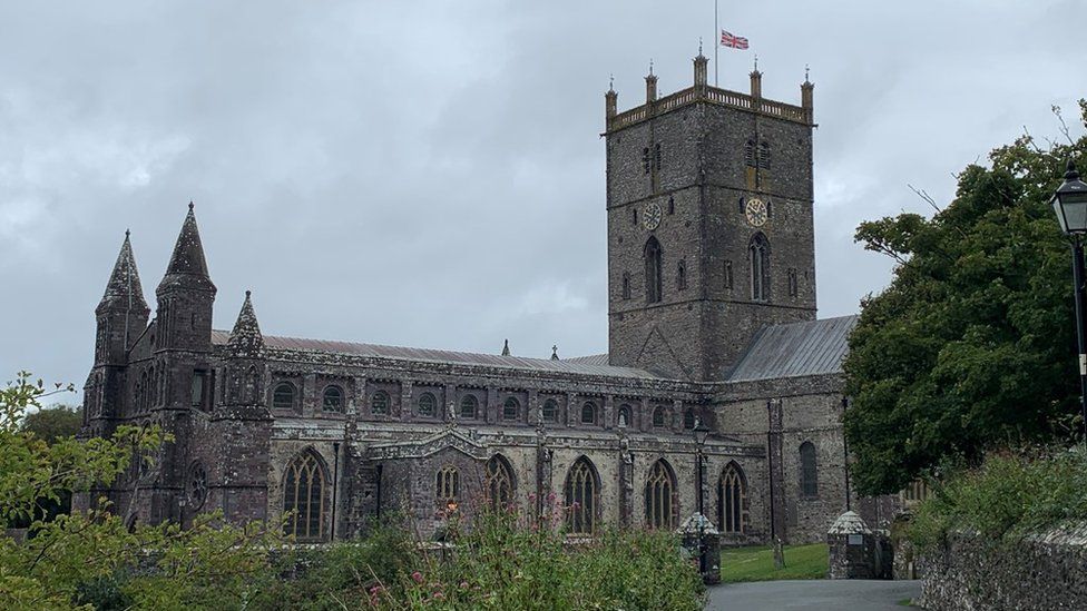 Queen Elizabeth II: Gun salute tribute in Cardiff - BBC News