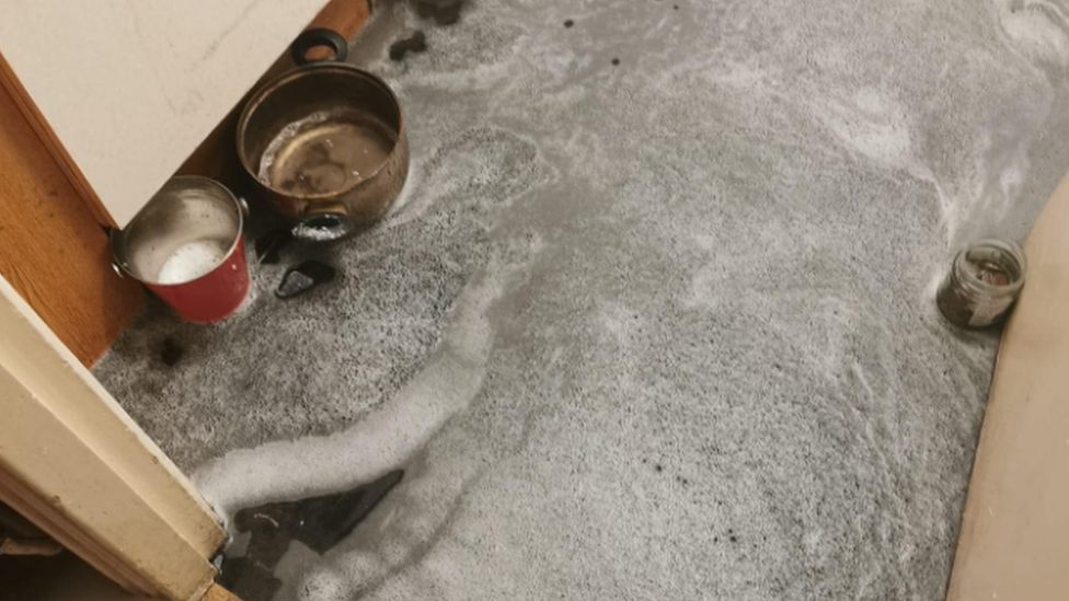 Woman found dead in council flat in Southwark - BBC News