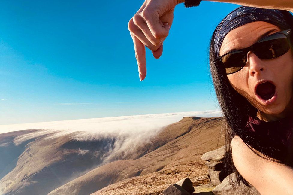 'Mesmerising' cloud inversions seen in the Peak District - BBC News