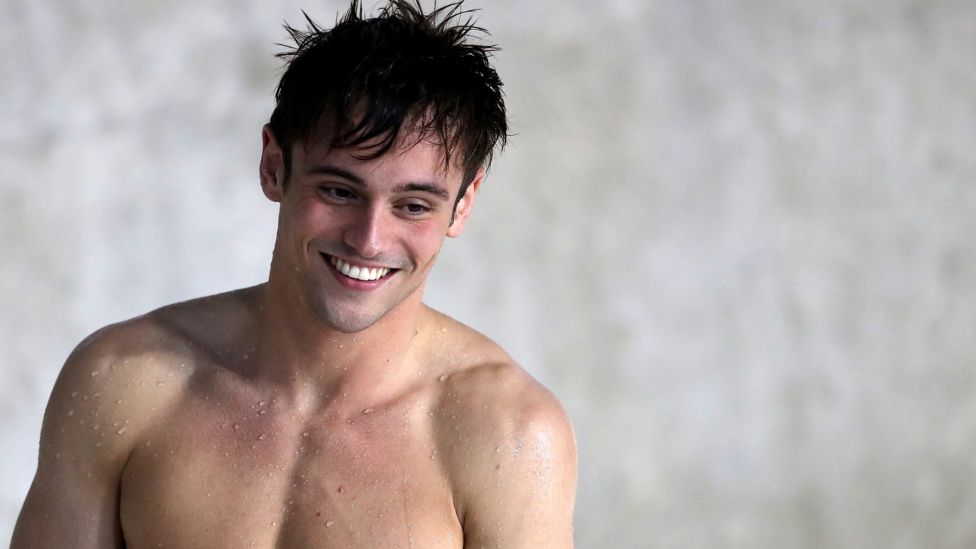 Tom Daley knits while watching Olympic springboard final - BBC News