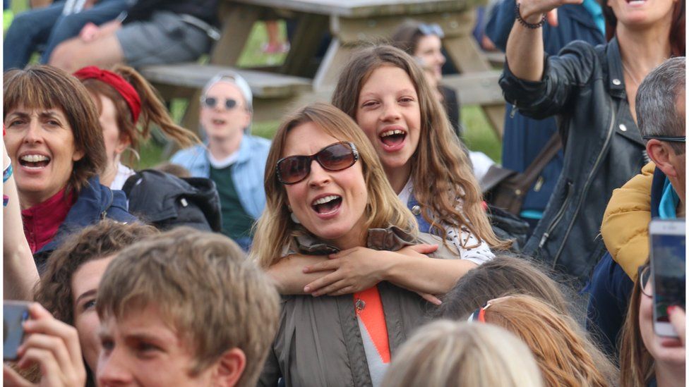 Lluniau: Gŵyl Canol Dre Caerfyrddin - BBC Cymru Fyw