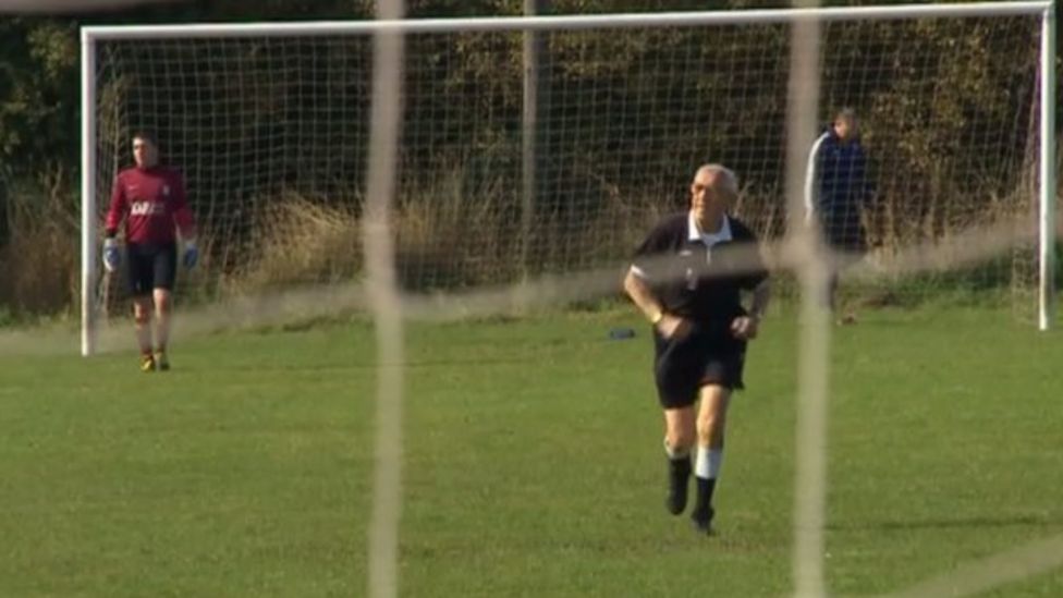 Oldest referee Harry Hardy, 88, set to retire - BBC News