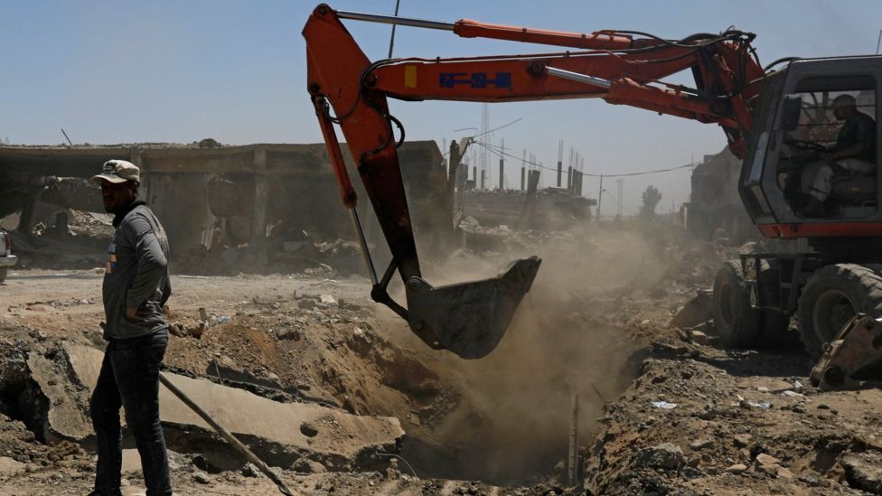 Mosul Museum reveals new look after IS destruction - BBC News