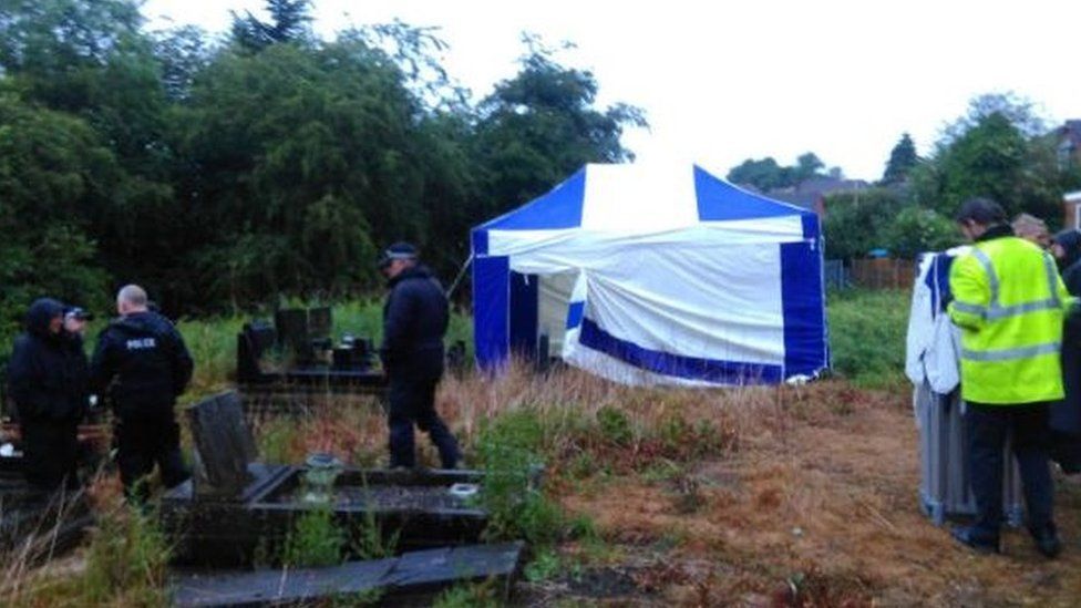 Natalie Putt: Dudley woodland searched over missing mother - BBC News