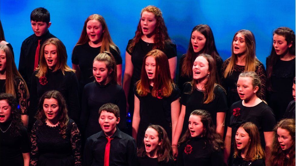 Côr Merched Sir Gâr yn ennill cystadleuaeth Côr Cymru - BBC Cymru Fyw