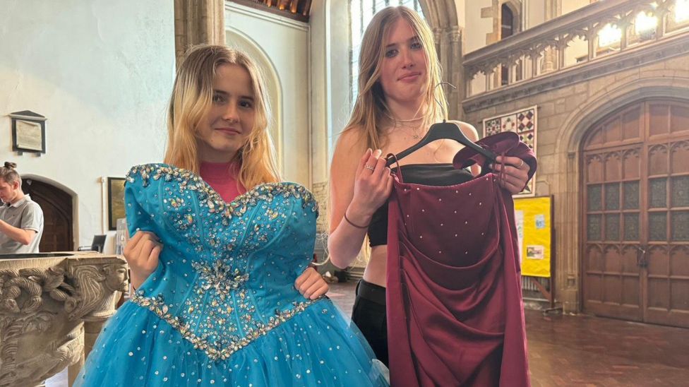 'Rebel prom' after pupils uninvited from official school event - BBC News