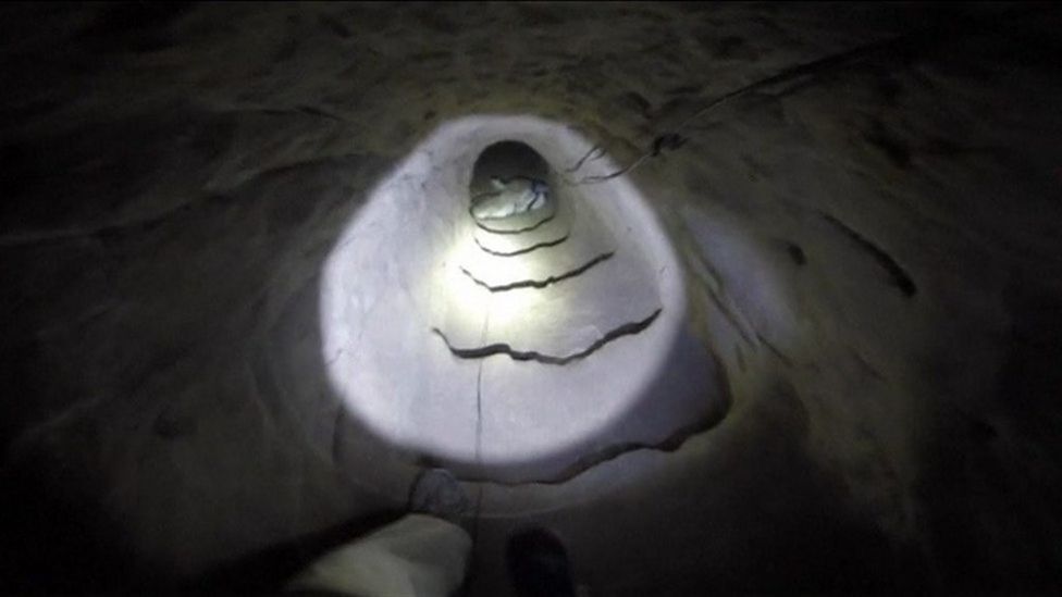 Huge US-Mexico drugs tunnel found in San Diego - BBC News