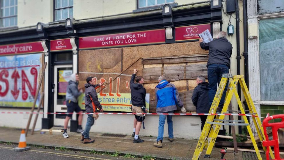 Gerard Butler movie Greenland: Migration filming in Alton - BBC News