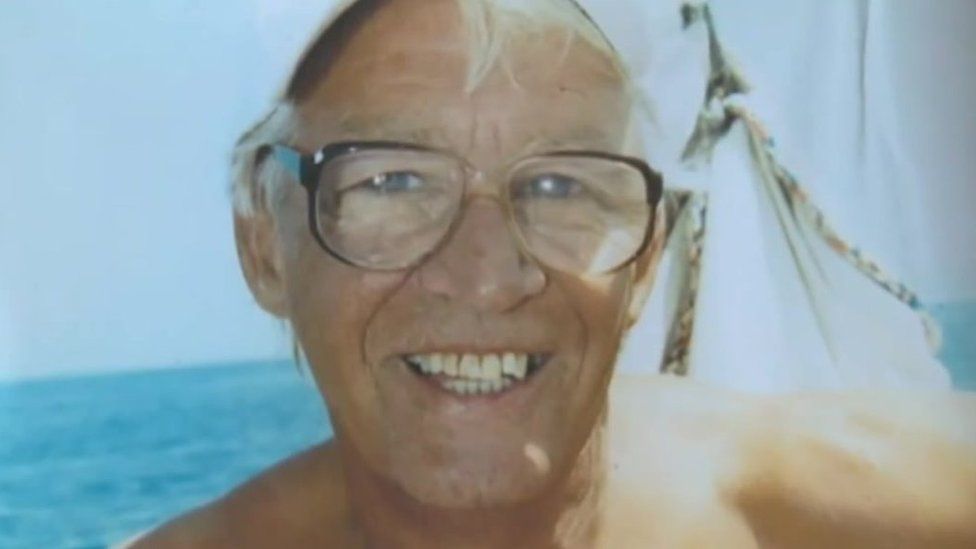 NHS payout over Peter Franklin M20 bridge-jump death - BBC News