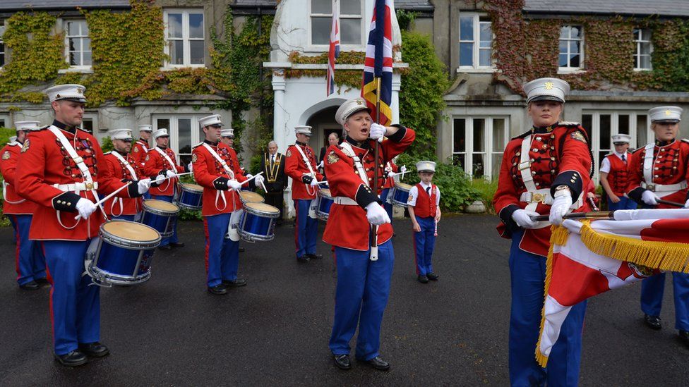 Scarva: Thousands attend annual 'Sham Fight' - BBC News